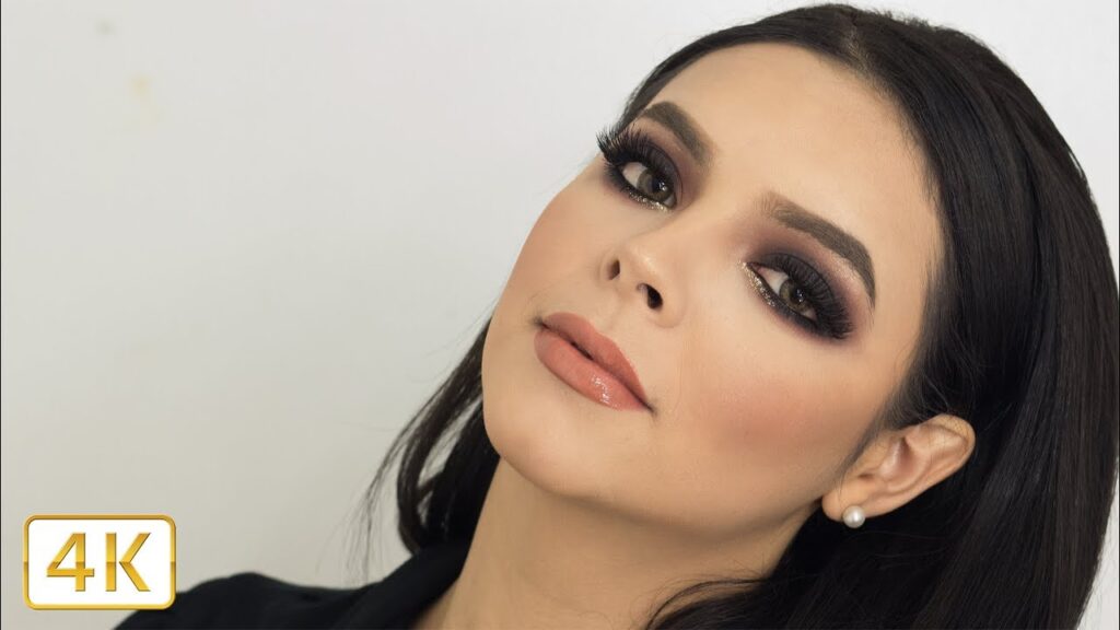 Maquillaje para un look de cuervo: sombras negras y ojos ahumados
