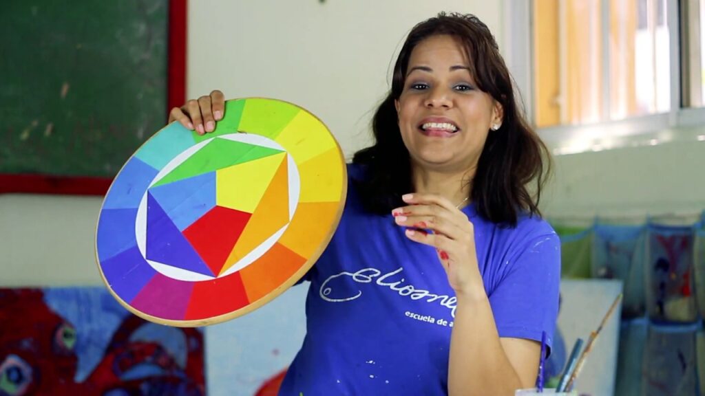 Descubre el color complementario del azul en solo segundos